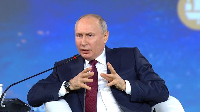 VIDEO: Vladimir Putin na ekonomickém fóru v Petrohradu pohrozil, že ...